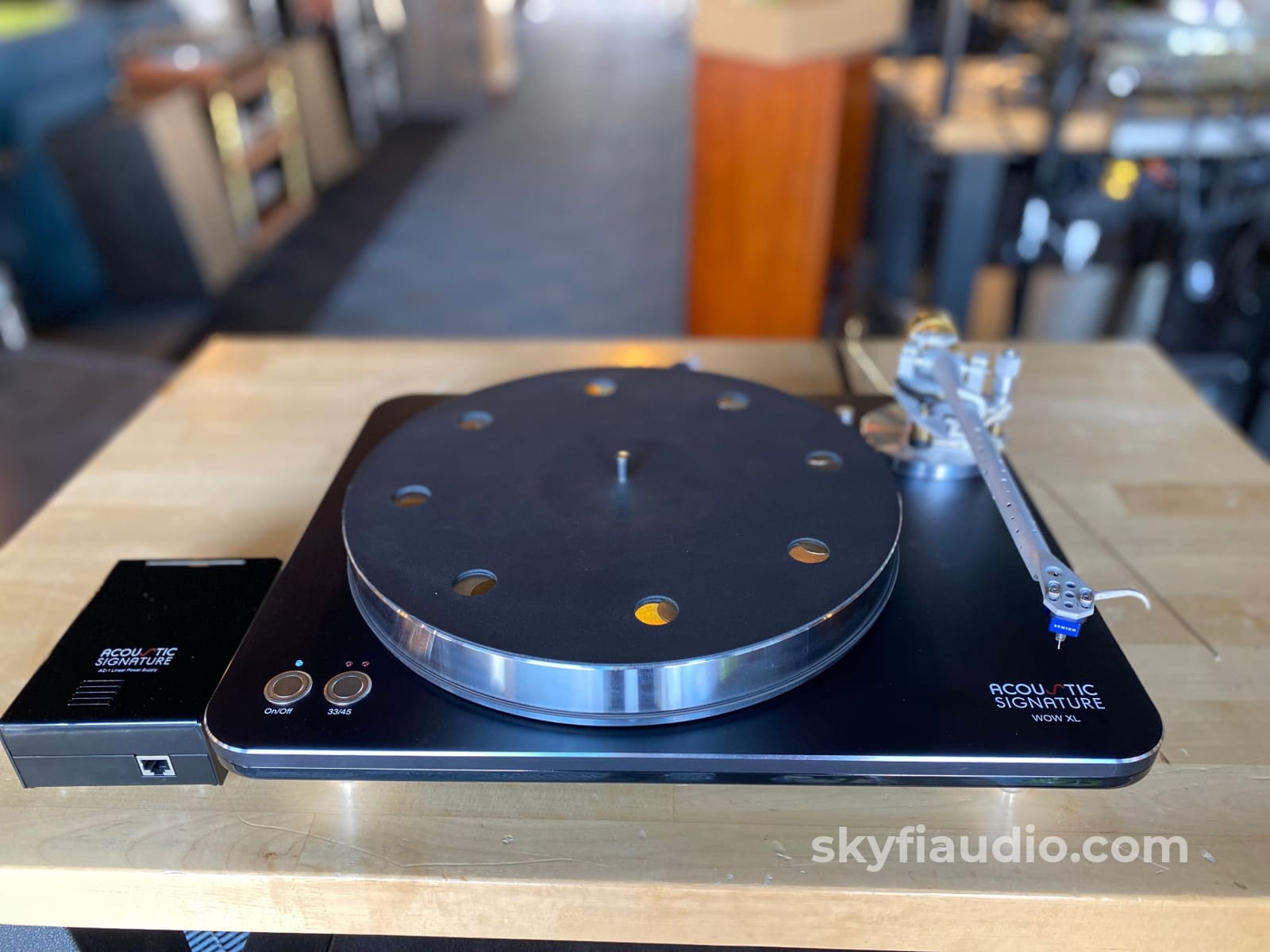 Acoustic Signature WOW XL Turntable w/Upgraded Rega Arm and Sumiko Son