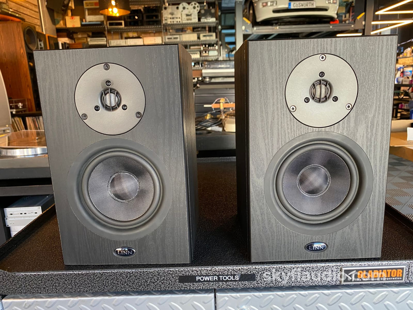 Linn Kan IV Bookshelf Speakers In Black Finish