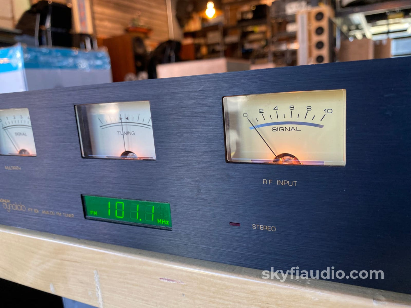 Magnum Dynalab FT-101 Digital/Analog Reference FM Tuner, w/ST-2 Antenn