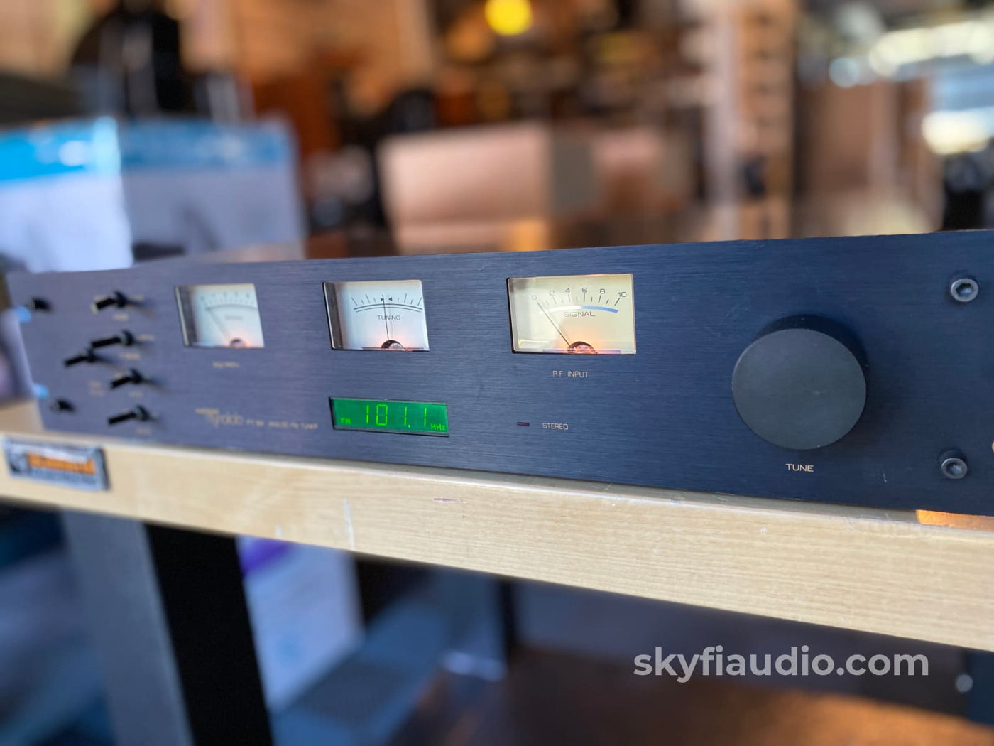 Magnum Dynalab FT-101 Digital/Analog Reference FM Tuner, w/ST-2 Antenn