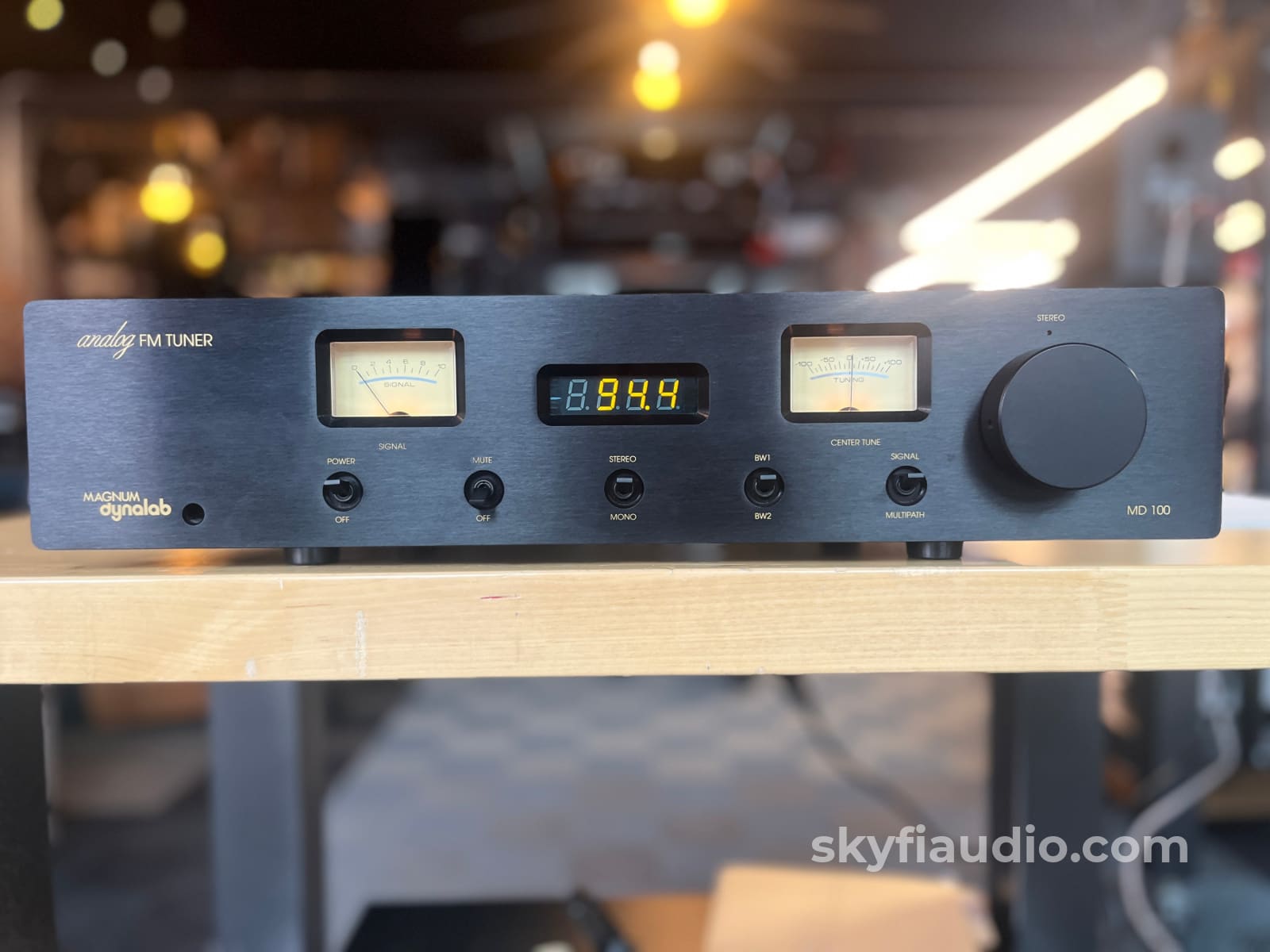 Magnum Dynalab MD-100 - Analog FM Tuner w/XLR Balanced Outputs