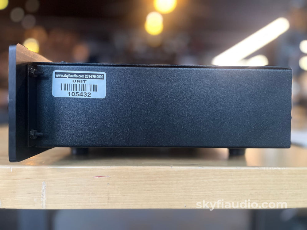 Magnum Dynalab MD-100 - Analog FM Tuner w/XLR Balanced Outputs