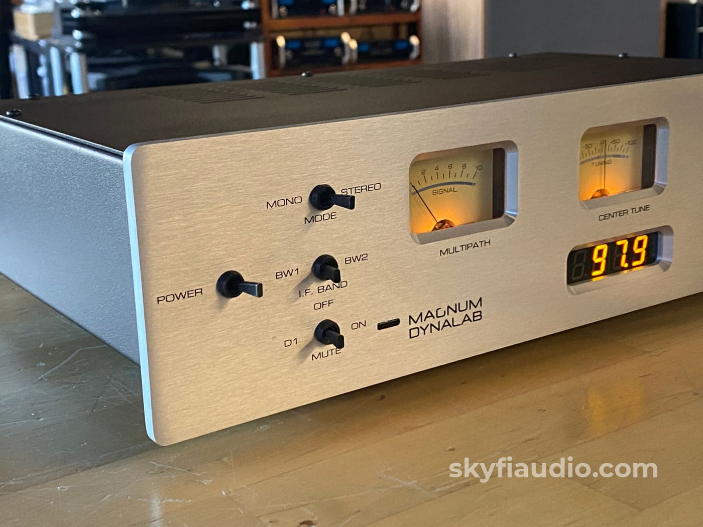 Magnum Dynalab MD90 Analog FM Tuner - Factory Serviced