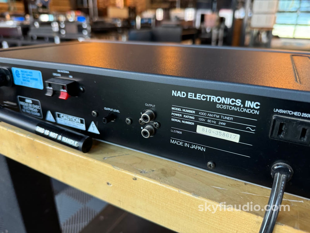 NAD 4300 Monitor Series AM/FM Stereo Tuner with RARE Rack Ears