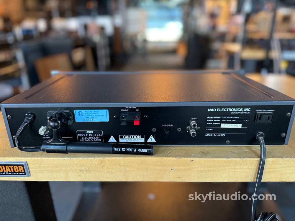NAD 4300 Monitor Series AM/FM Stereo Tuner with RARE Rack Ears