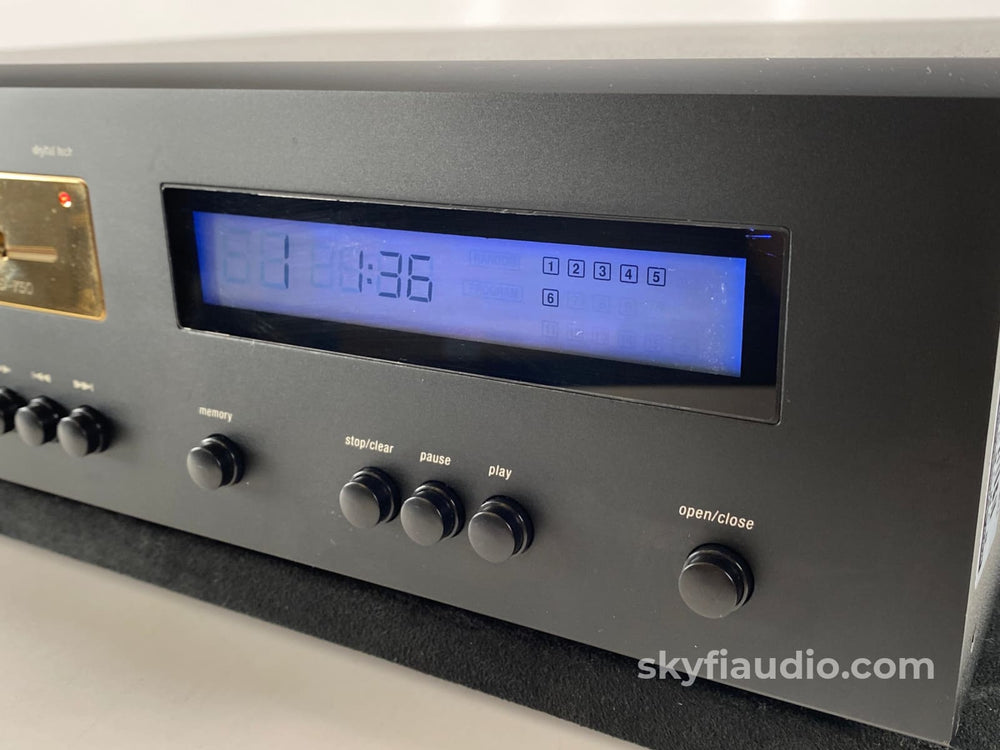Adcom GCD-750 HDCD CD Player and Outboard System DAC