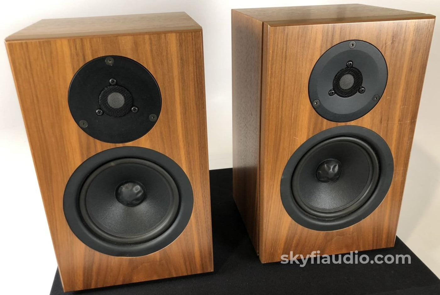 Linn Tukan Bookshelf Speakers, Beautiful Cherry Wood Finish