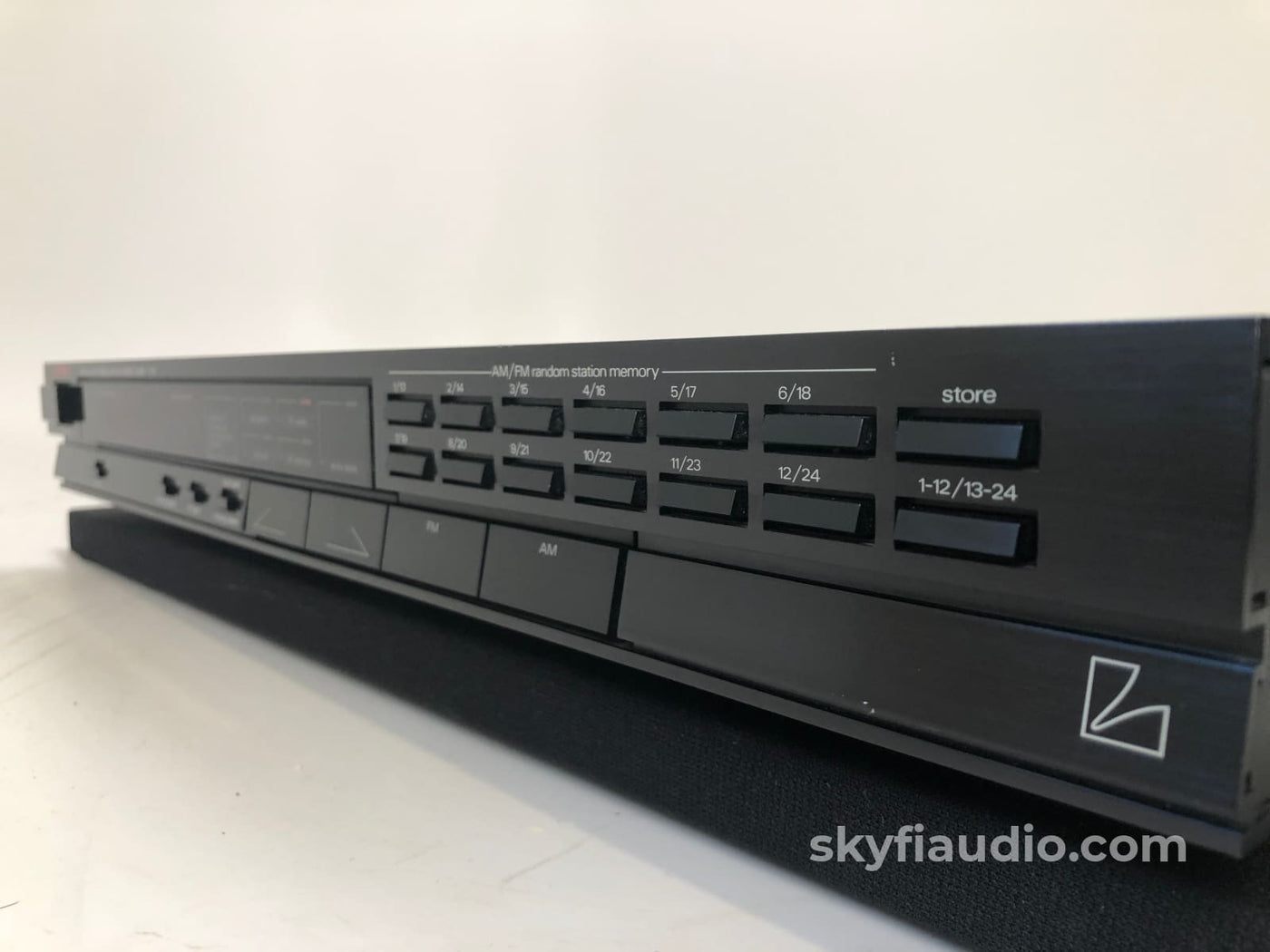 Luxman T-117 Digital Synthesized AM/FM Stereo Tuner