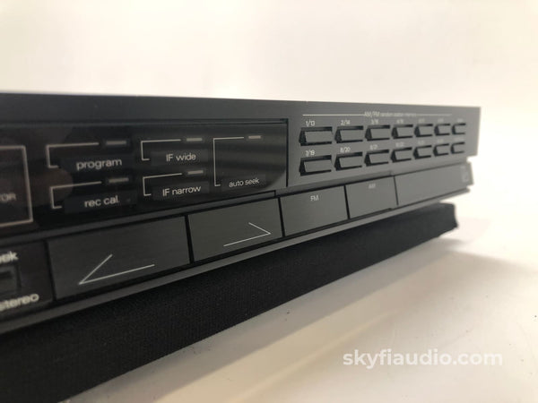 Luxman T-117 Digital Synthesized AM/FM Stereo Tuner – SkyFi Audio