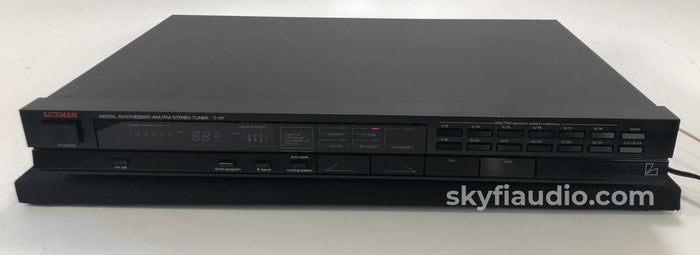 Luxman T-117 Digital Synthesized AM/FM Stereo Tuner