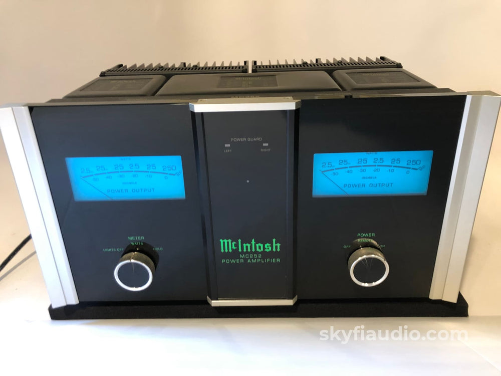 McIntosh MC252 Solid State Amplifier - 250W Per Channel