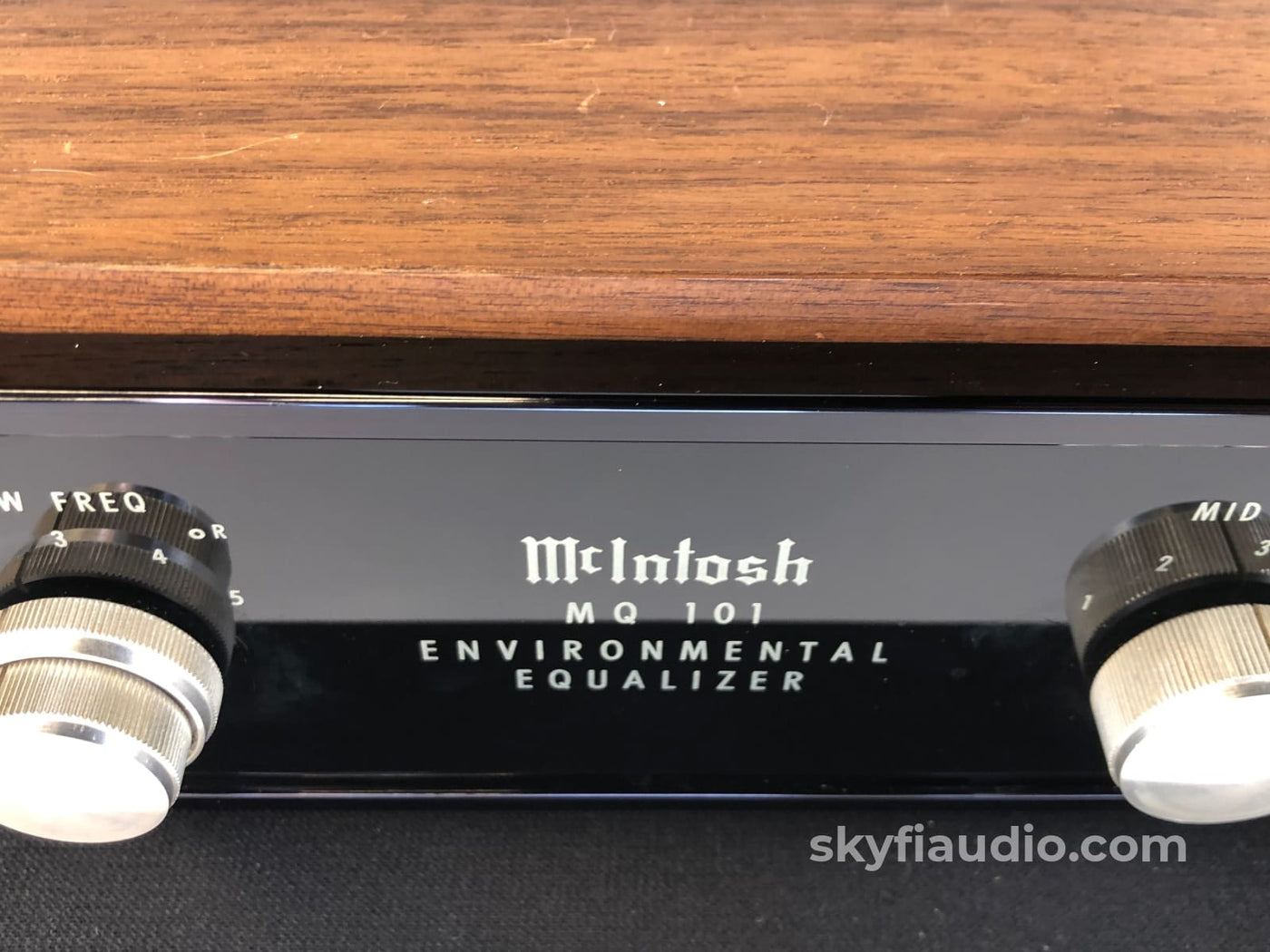 McIntosh MQ-101 Environmental Equalizer in Wood Case