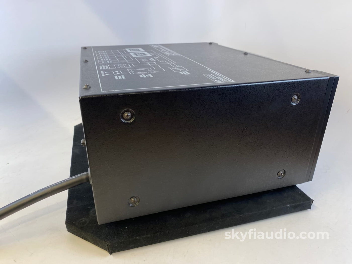 Monster Power AVS 2000 - Automatic Voltage Stabilizer