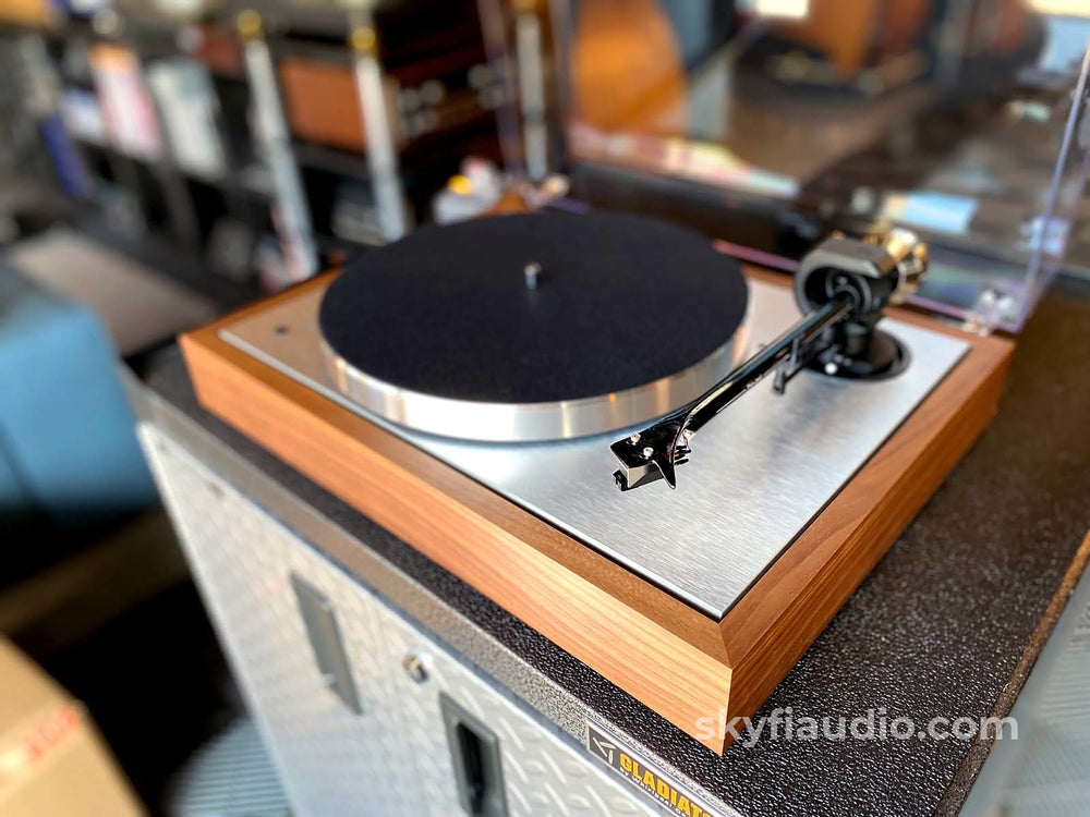 Pro-Ject The Classic EVO Turntable w/Sumiko Amethyst - NEW