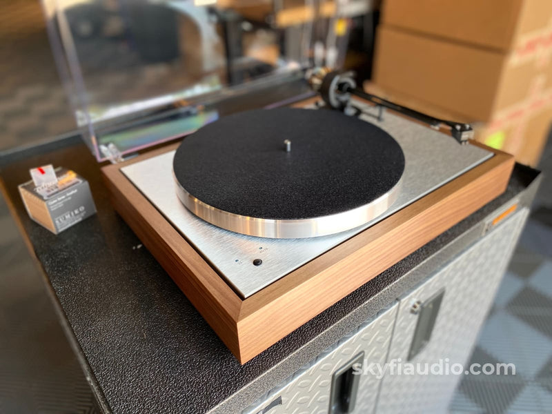 Pro-Ject The Classic EVO Turntable w/Sumiko Amethyst - NEW – SkyFi Audio