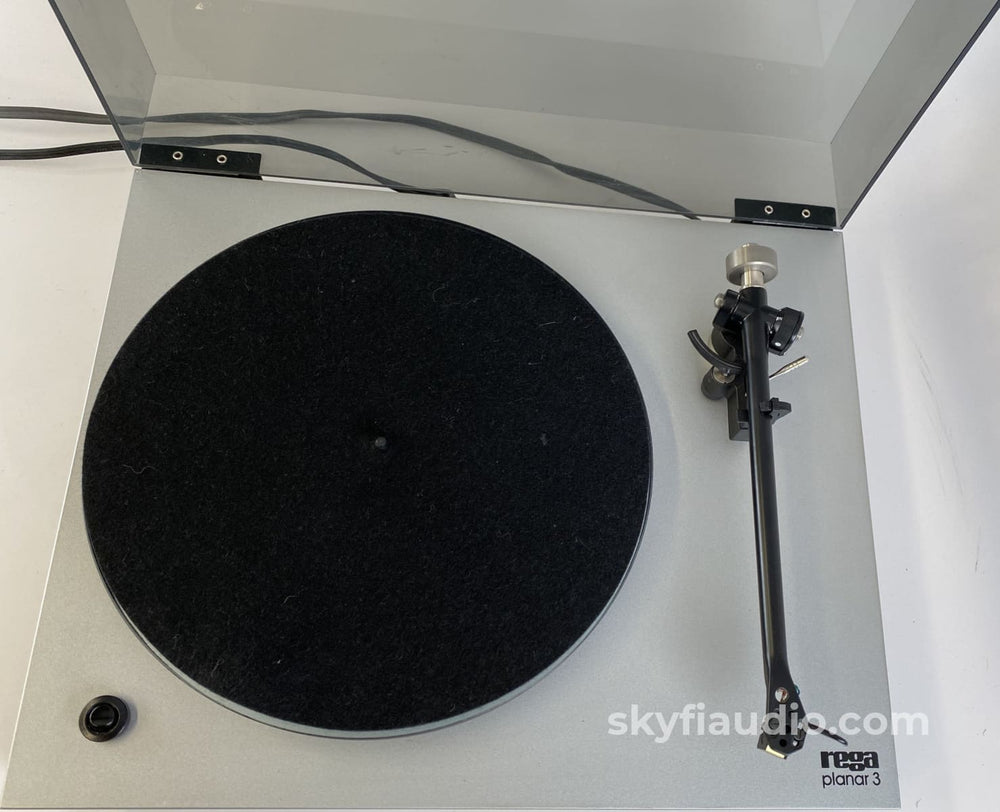 Rega Planar 3 (P3) Iconic Manual Turntable with Sumiko Cartridge