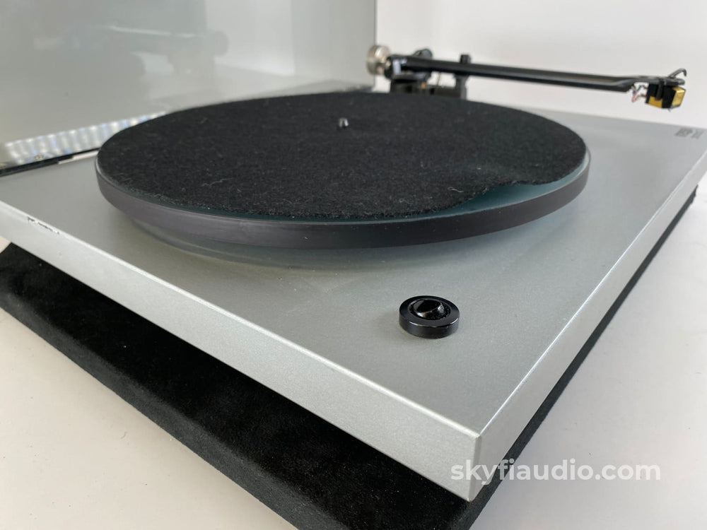 Rega Planar 3 (P3) Iconic Manual Turntable with Sumiko Cartridge